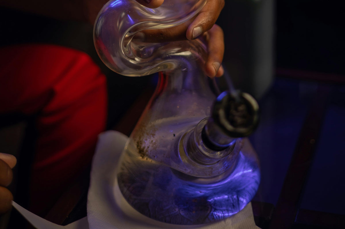 Nettoyage des bangs en verre ou en silicone : lequel est le plus facil ...